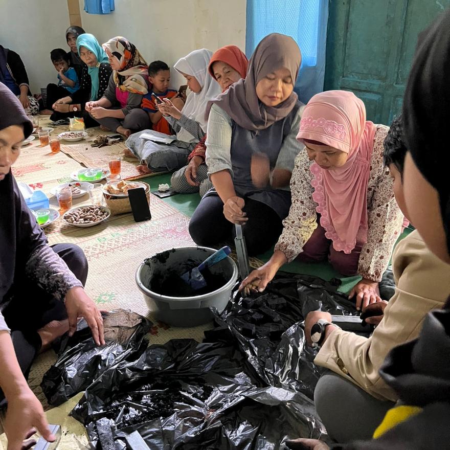 Pengenalan dan Demonstrasi Pembuatan Briket Arang Kelapa oleh Tim KKN ...